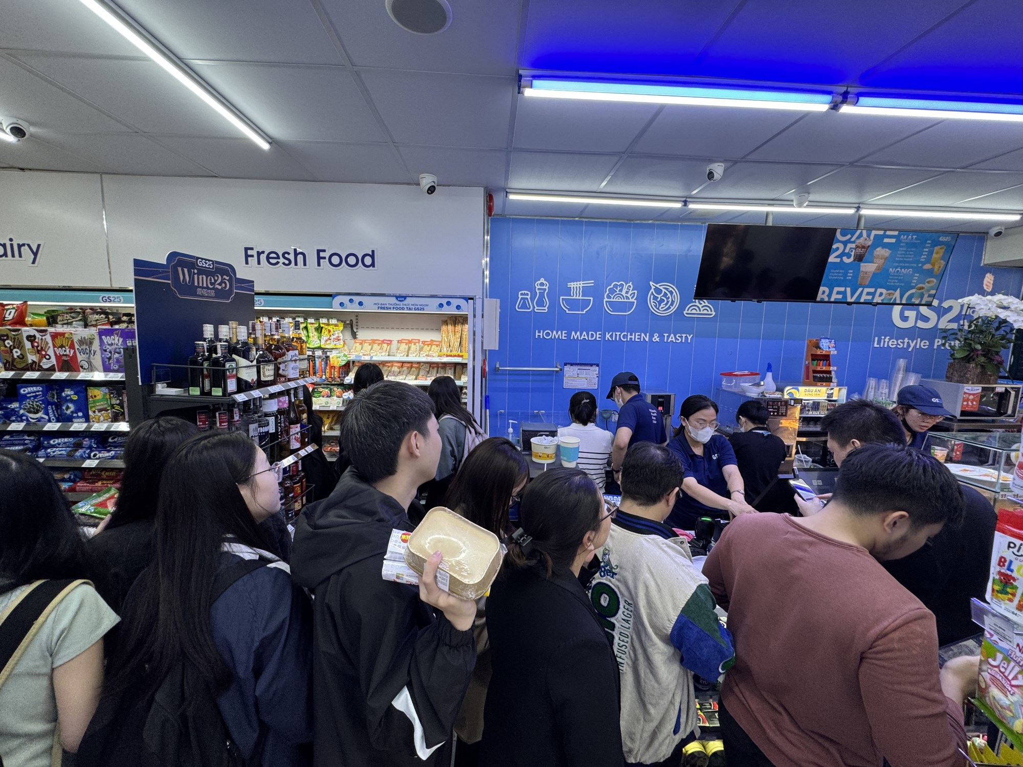 Xếp hàng nửa tiếng để vào GS25: Circle K mất thế độc tôn tại Hà Nội