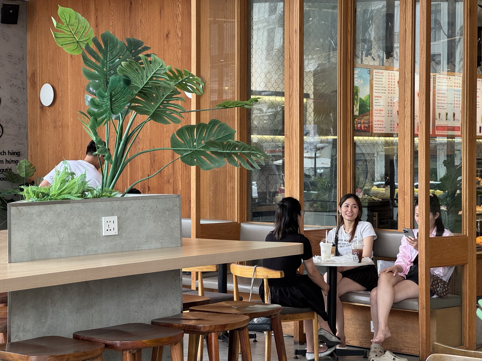 Thực hư The Coffee House bịt ổ điện, ‘đuổi khéo’ khách ngồi lâu?